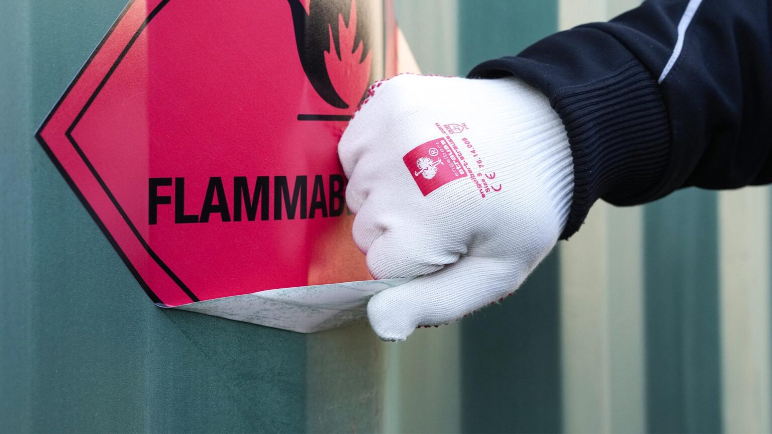 Remove placards. Fast and secure - BOXLAB Services GmbH